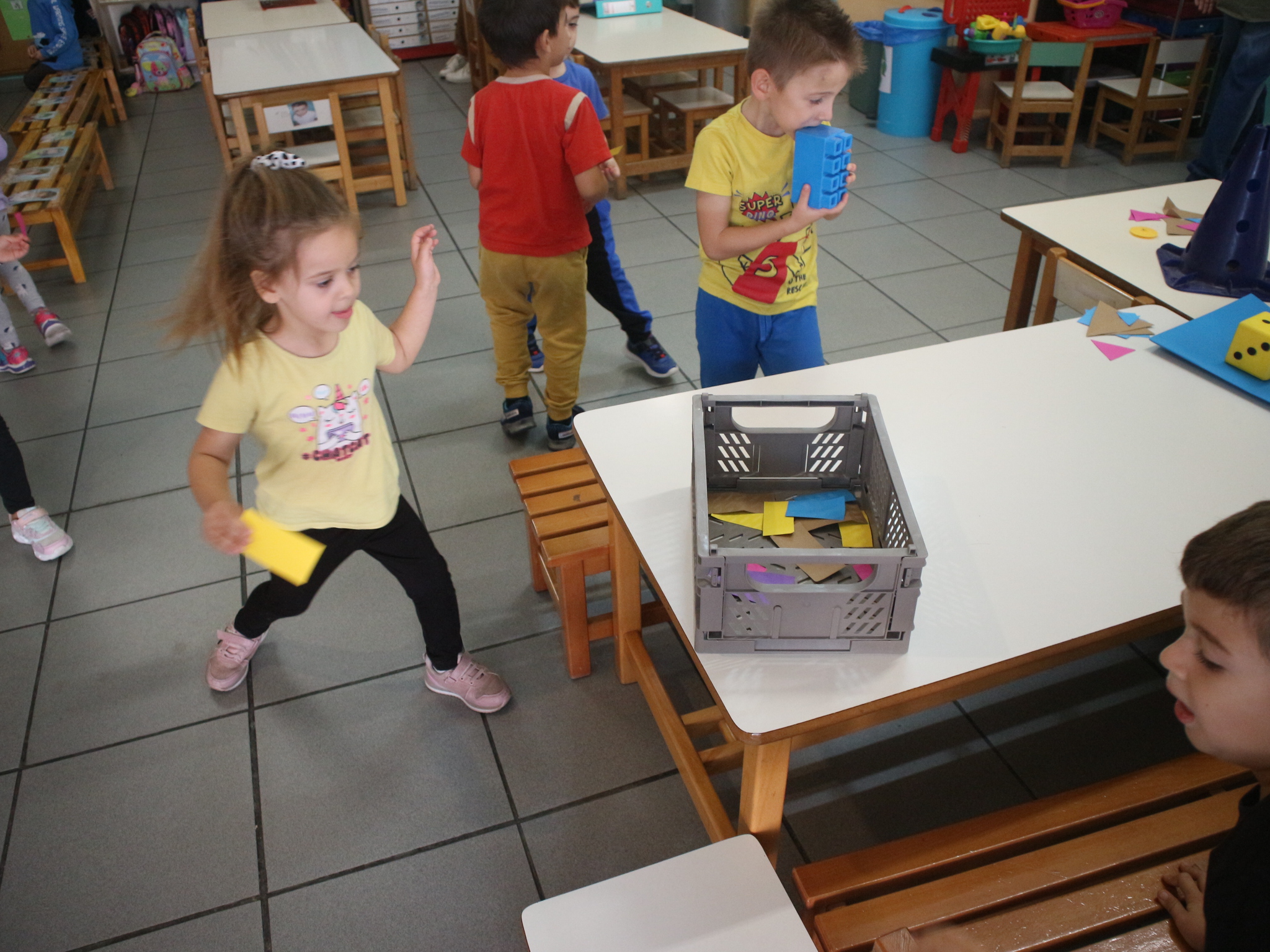 ΤΑΞΙΔΙ ΣΤΗΝ ΧΩΡΑ ΤΩΝ ΠΟΛΥΧΡΩΜΩΝ ΣΧΗΜΑΤΩΝ( στερεά- επίπεδα σχήματα) – 11 ...